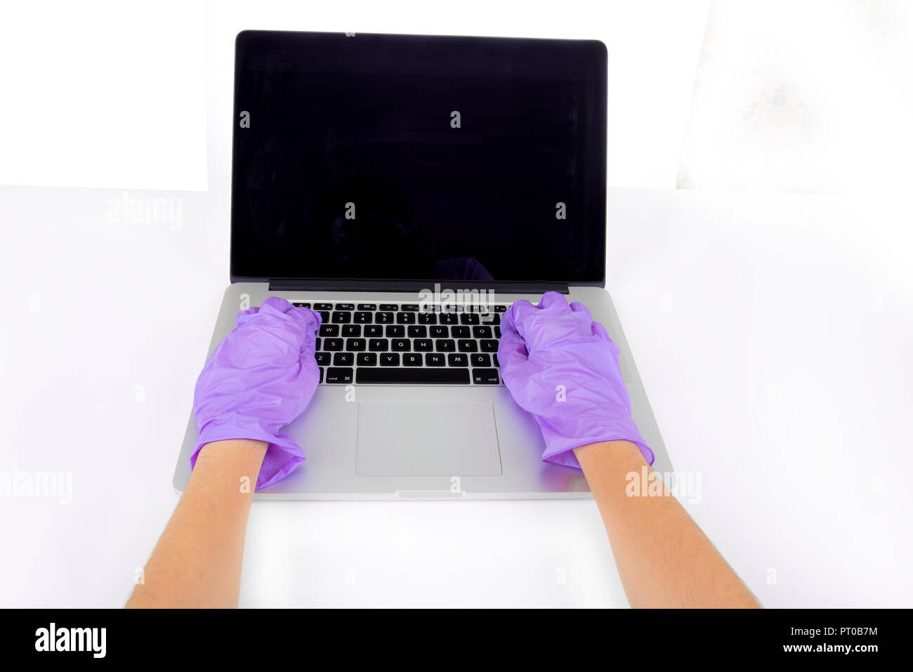 Typing research hi-res stock photography and images - Alamy