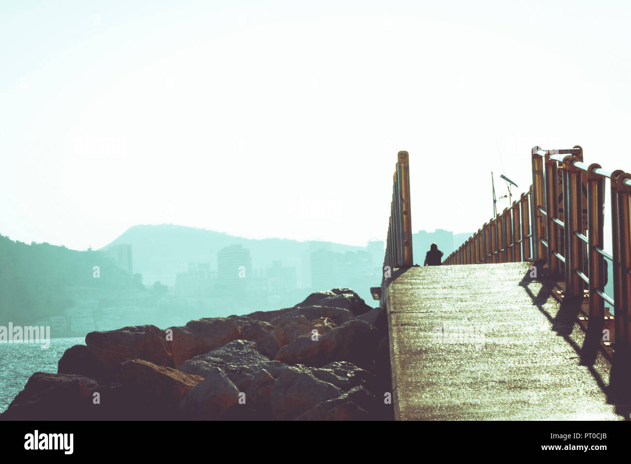 Cliff over water hi-res stock photography and images - Alamy