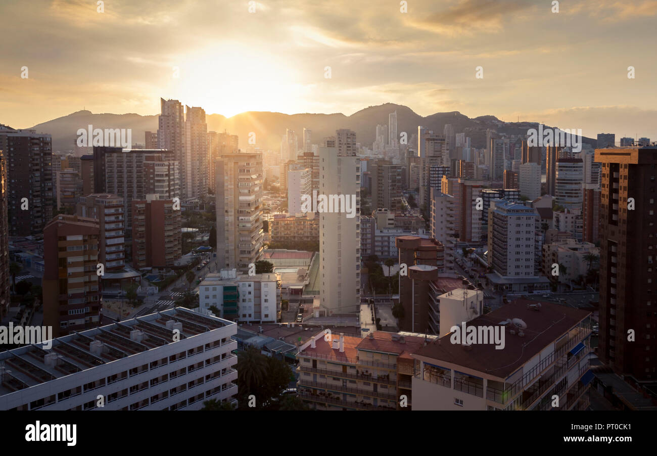 Skyscraper glass sun hi-res stock photography and images - Alamy