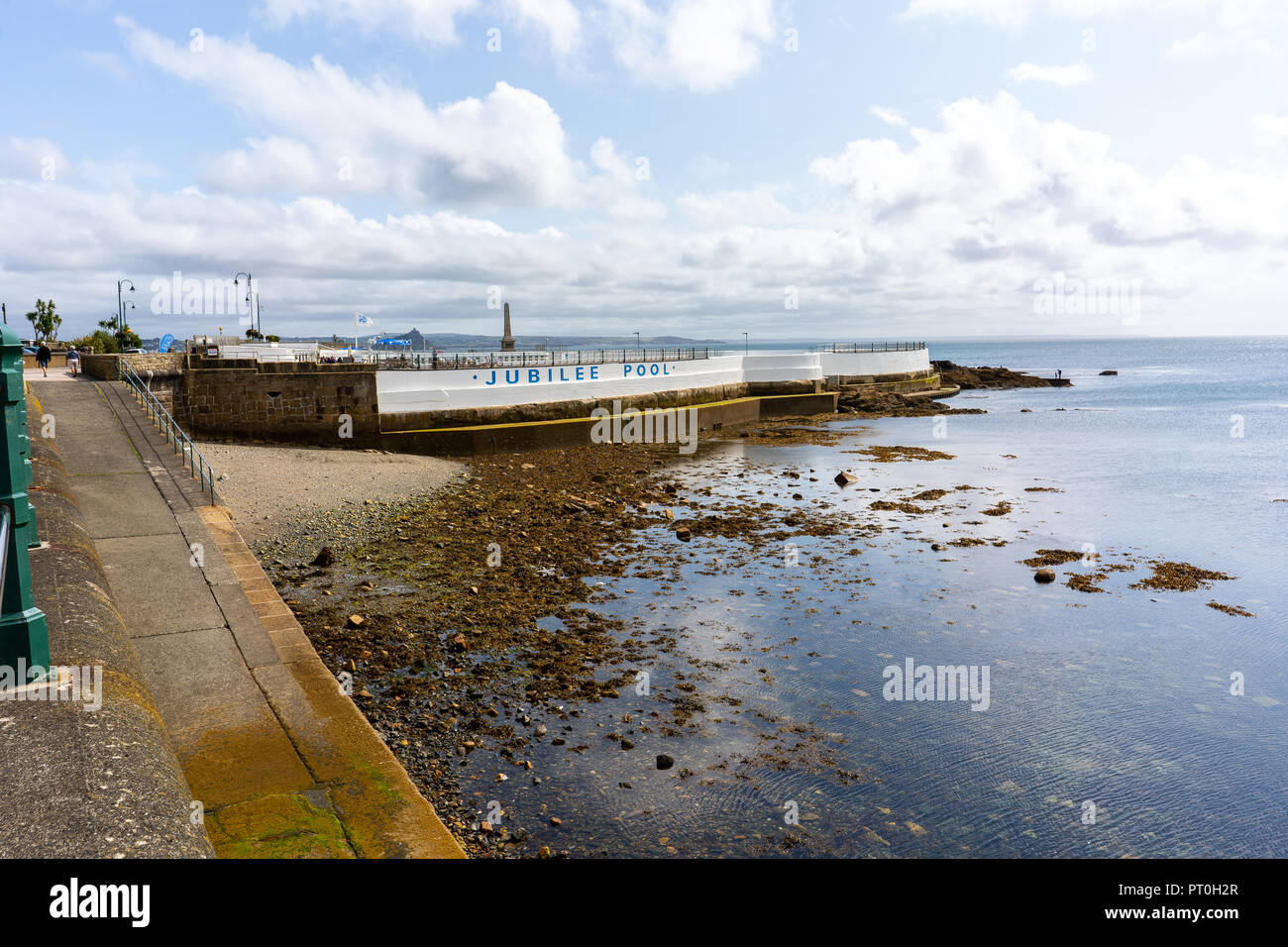 Outdoor lido swimming pool at penzance in cornwall hi-res stock ...