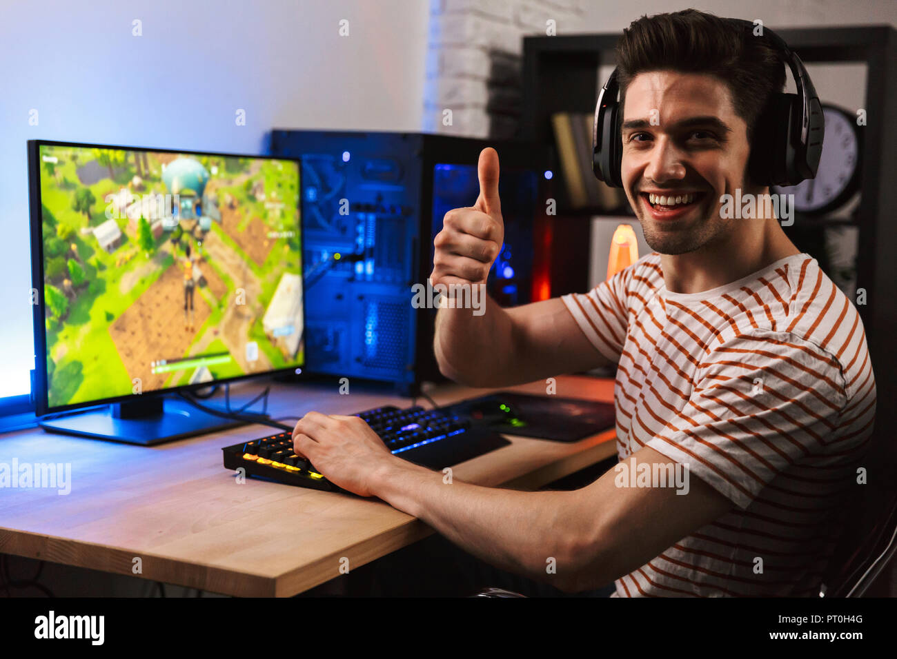 Gamer man hi-res stock photography and images - Alamy