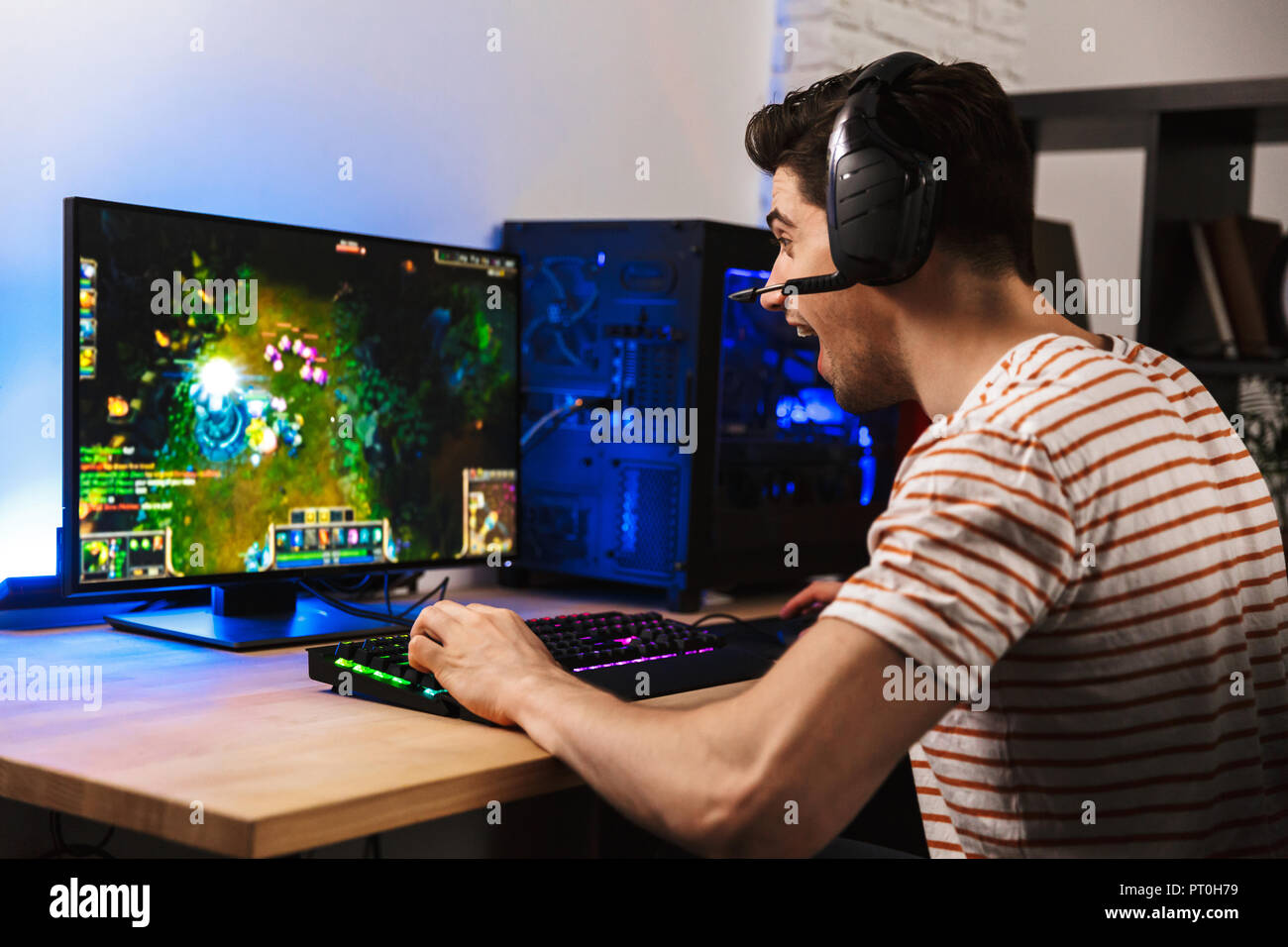 Playing video games hi-res stock photography and images - Alamy