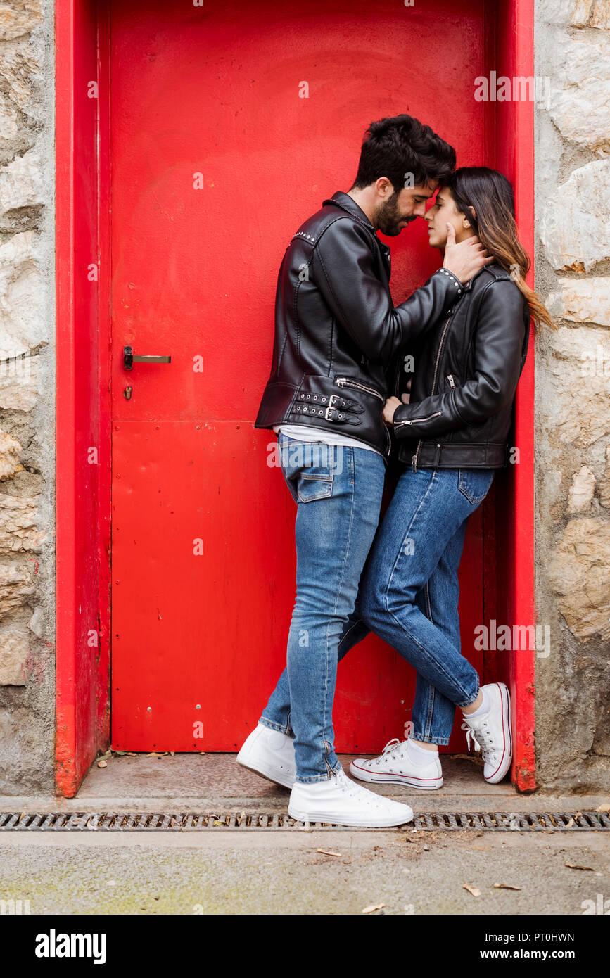 Couple full body kissing hi-res stock photography and images - Alamy