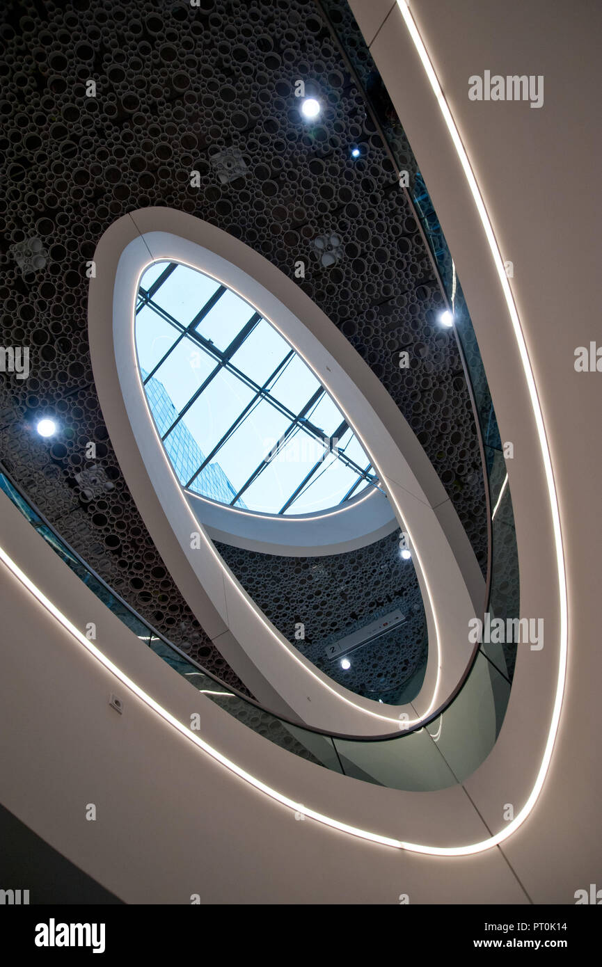 Einkaufszentrum The Mall, Wien Mitte Stock Photo - Alamy