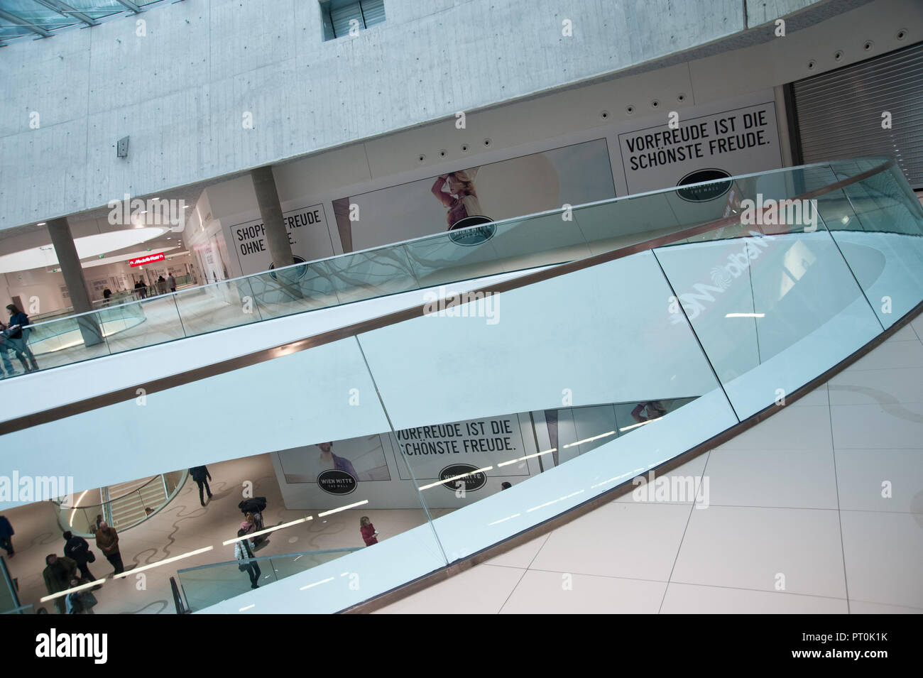Einkaufszentrum The Mall, Wien Mitte Stock Photo - Alamy