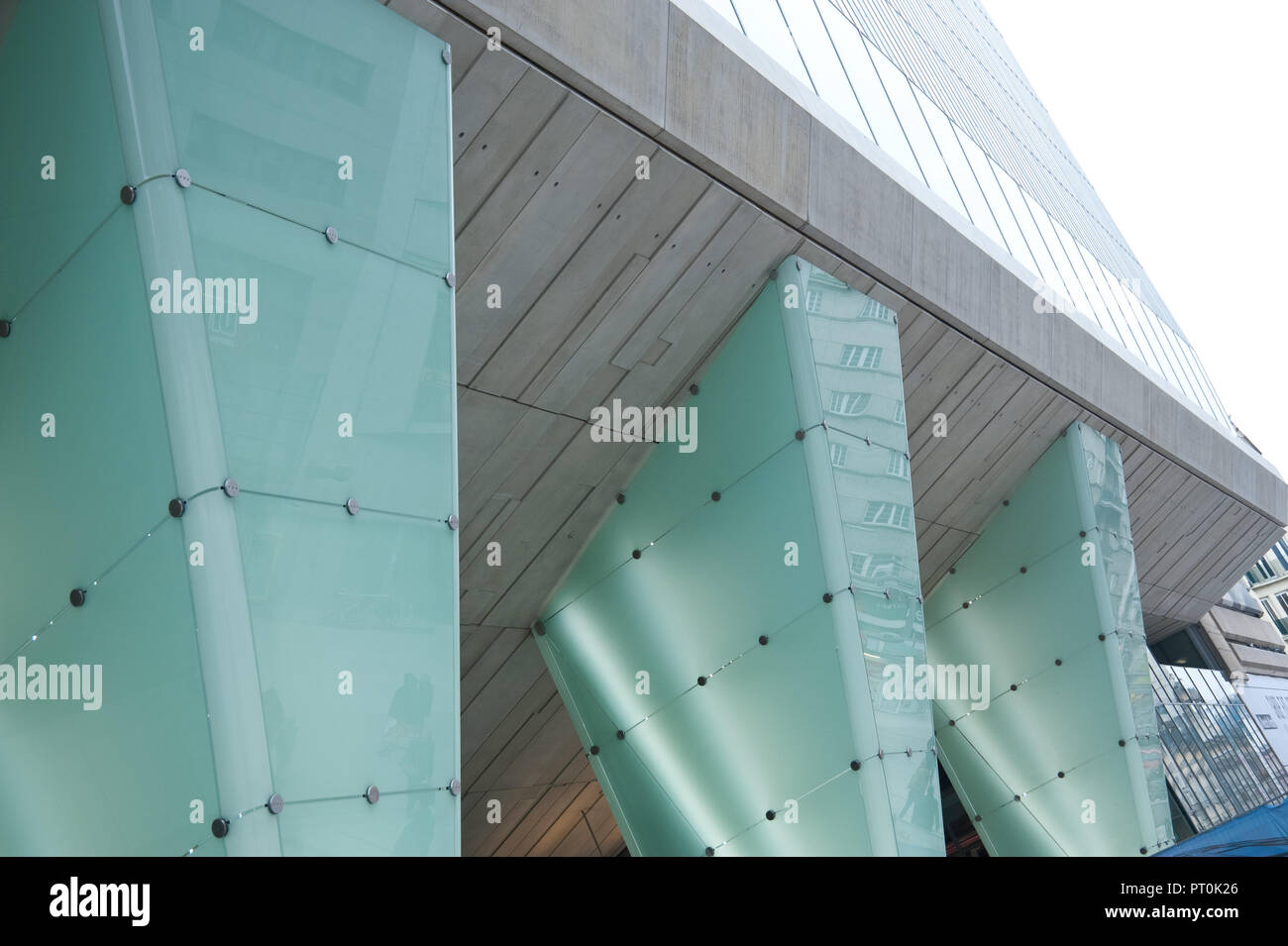 Einkaufszentrum The Mall, Wien Mitte Stock Photo - Alamy
