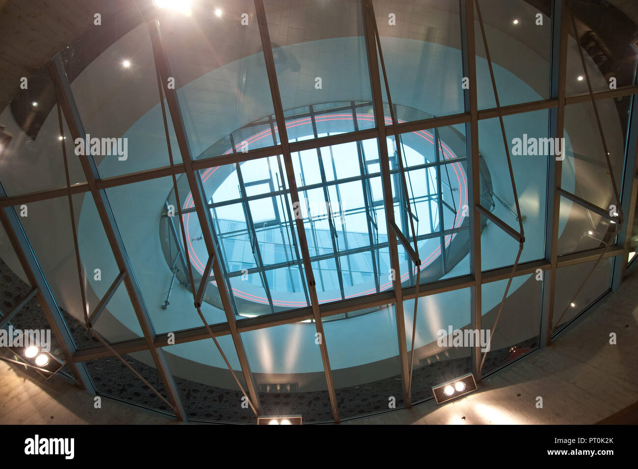 Einkaufszentrum The Mall, Wien Mitte Stock Photo - Alamy
