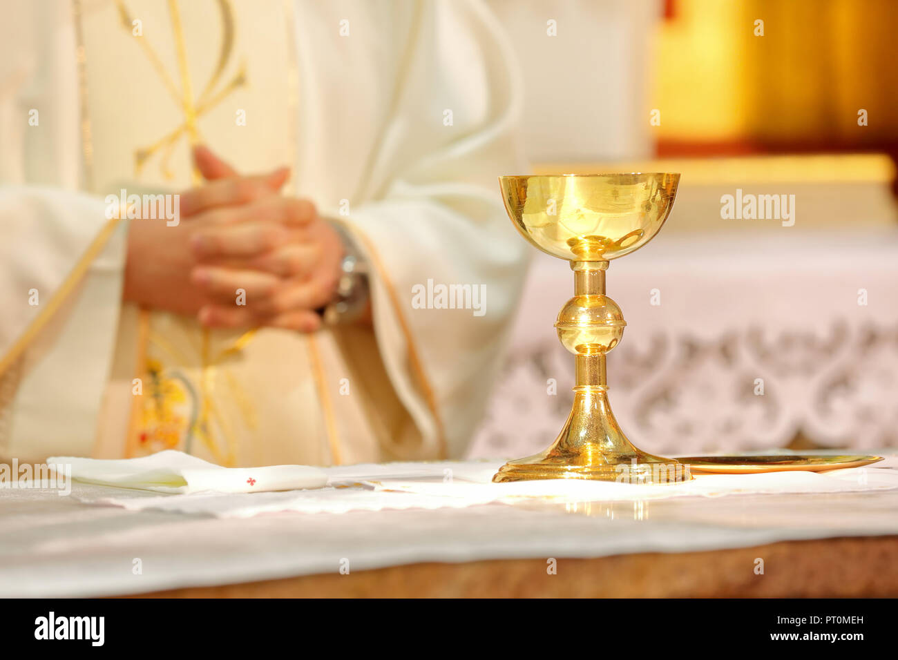 Holy eucharist catholic mass hi-res stock photography and images - Alamy