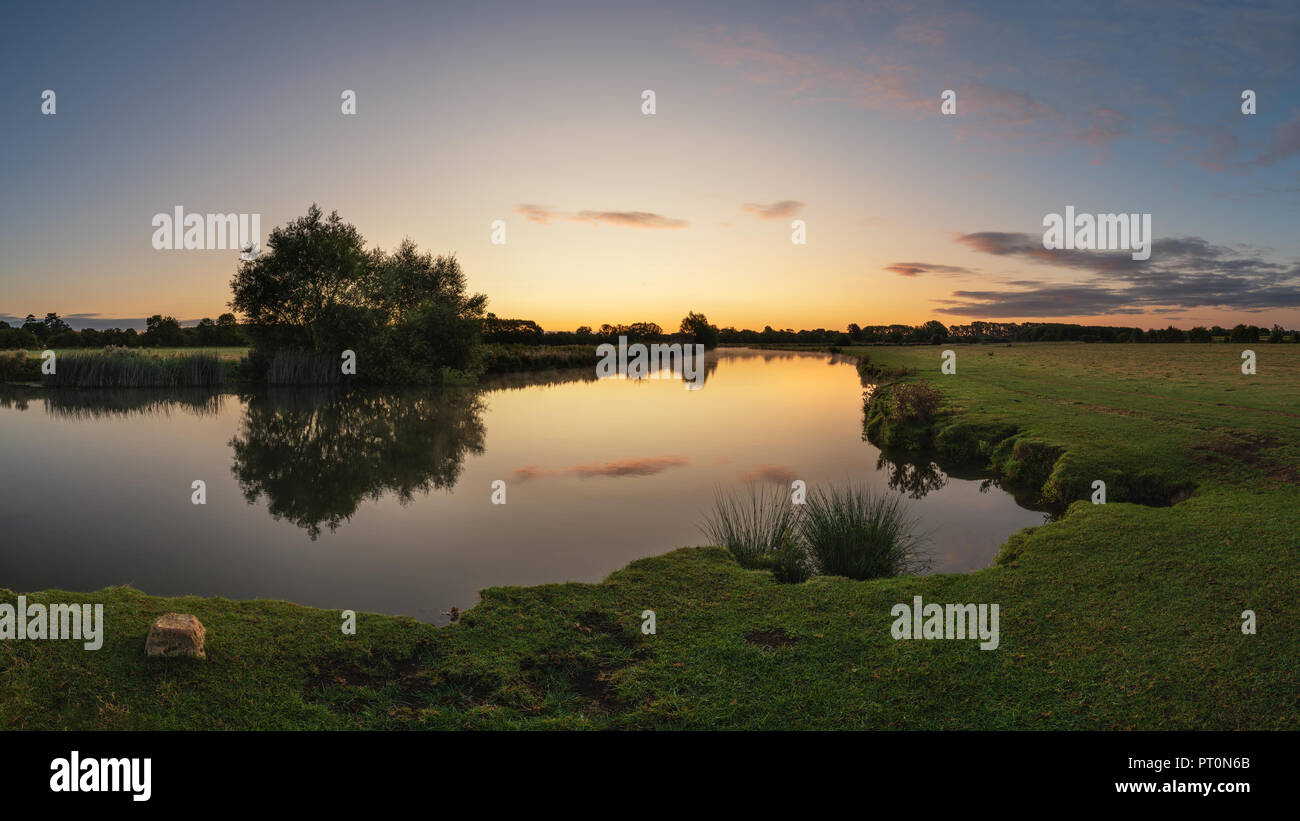 Beautiful sunrise landscape image of River Thames at Lechlade-on-Thames ...