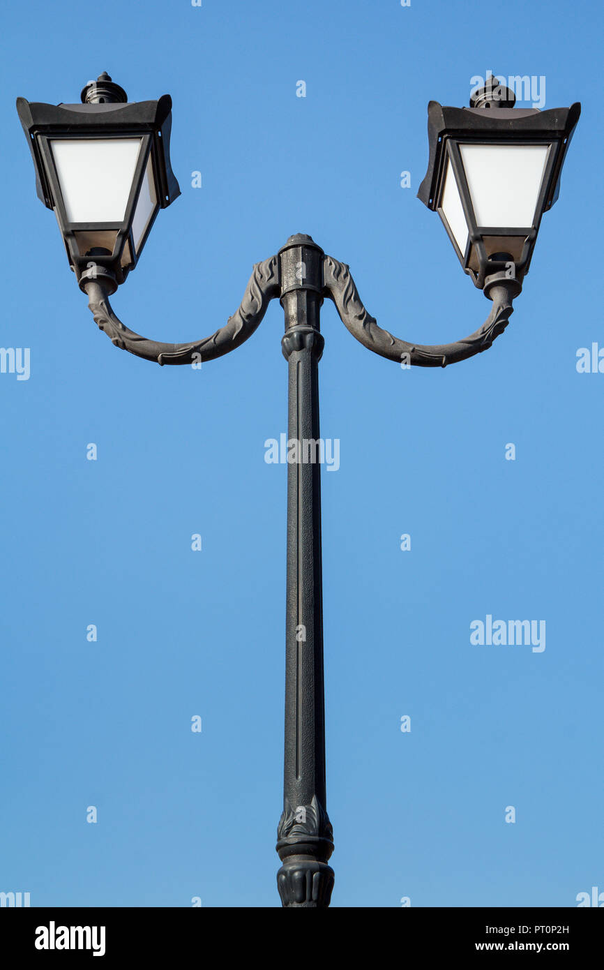 Black metal street lamps hi-res stock photography and images - Alamy