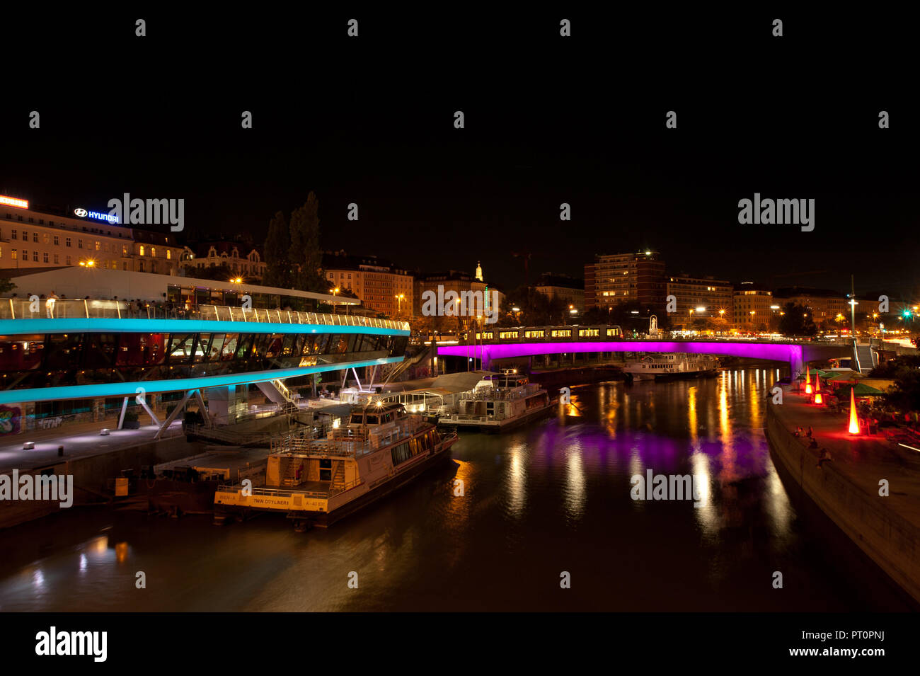 Wien, Donaukanal, im Hintergrund Motto am Fluss und Schiffsstation ...