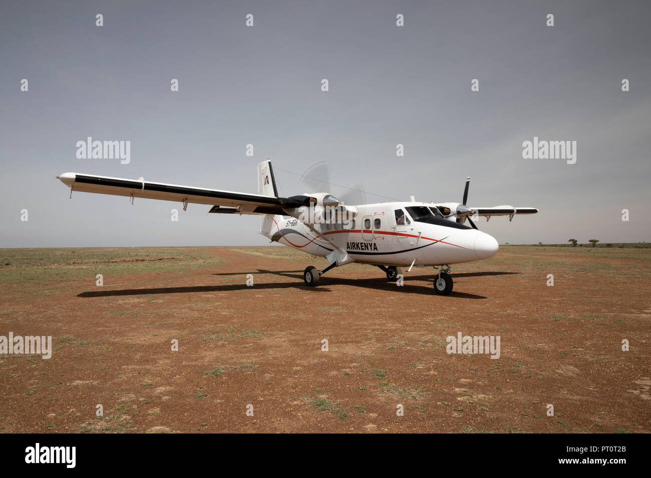 Plane landing africa hi-res stock photography and images - Alamy