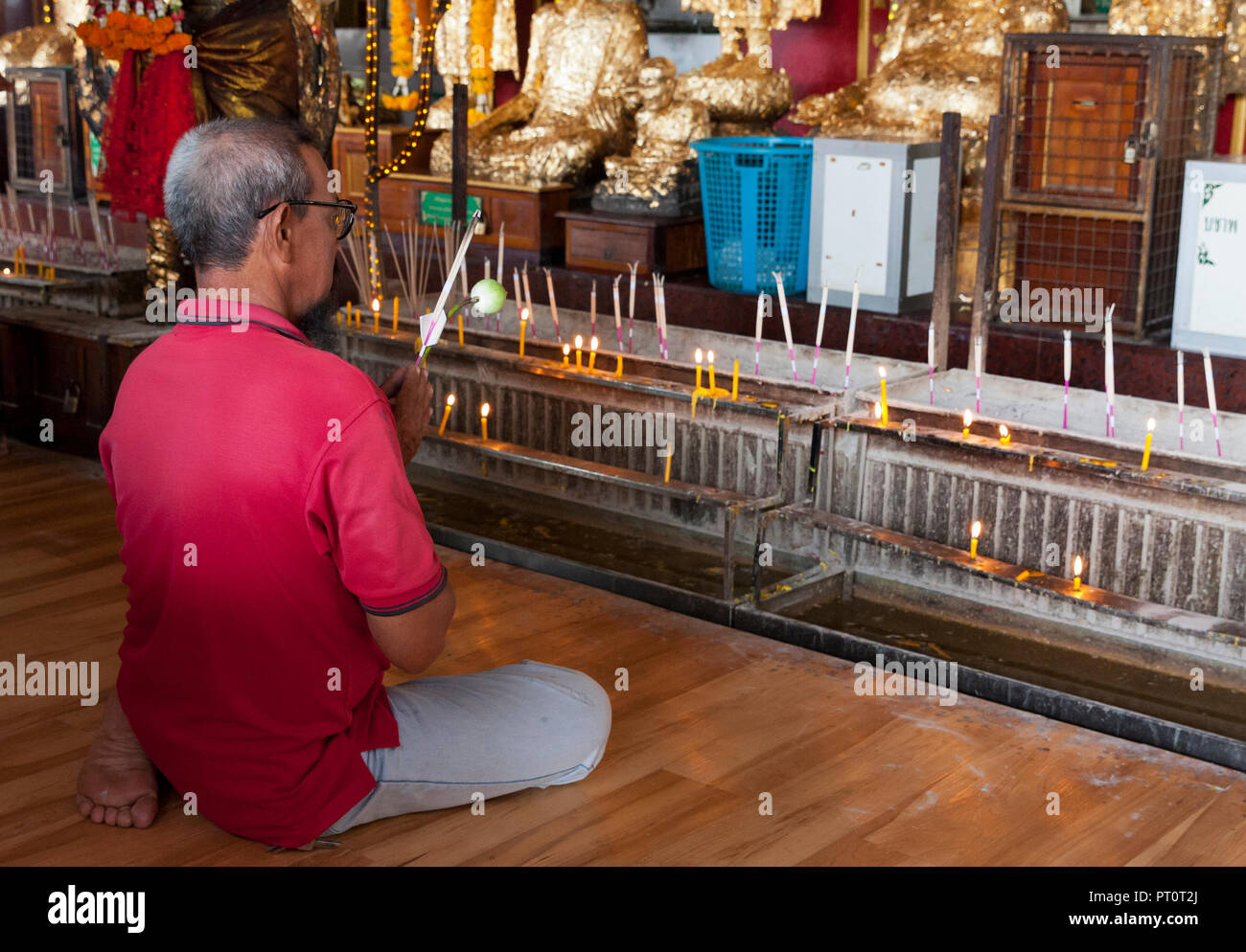 Man praying inside the golden temple hi-res stock photography and ...