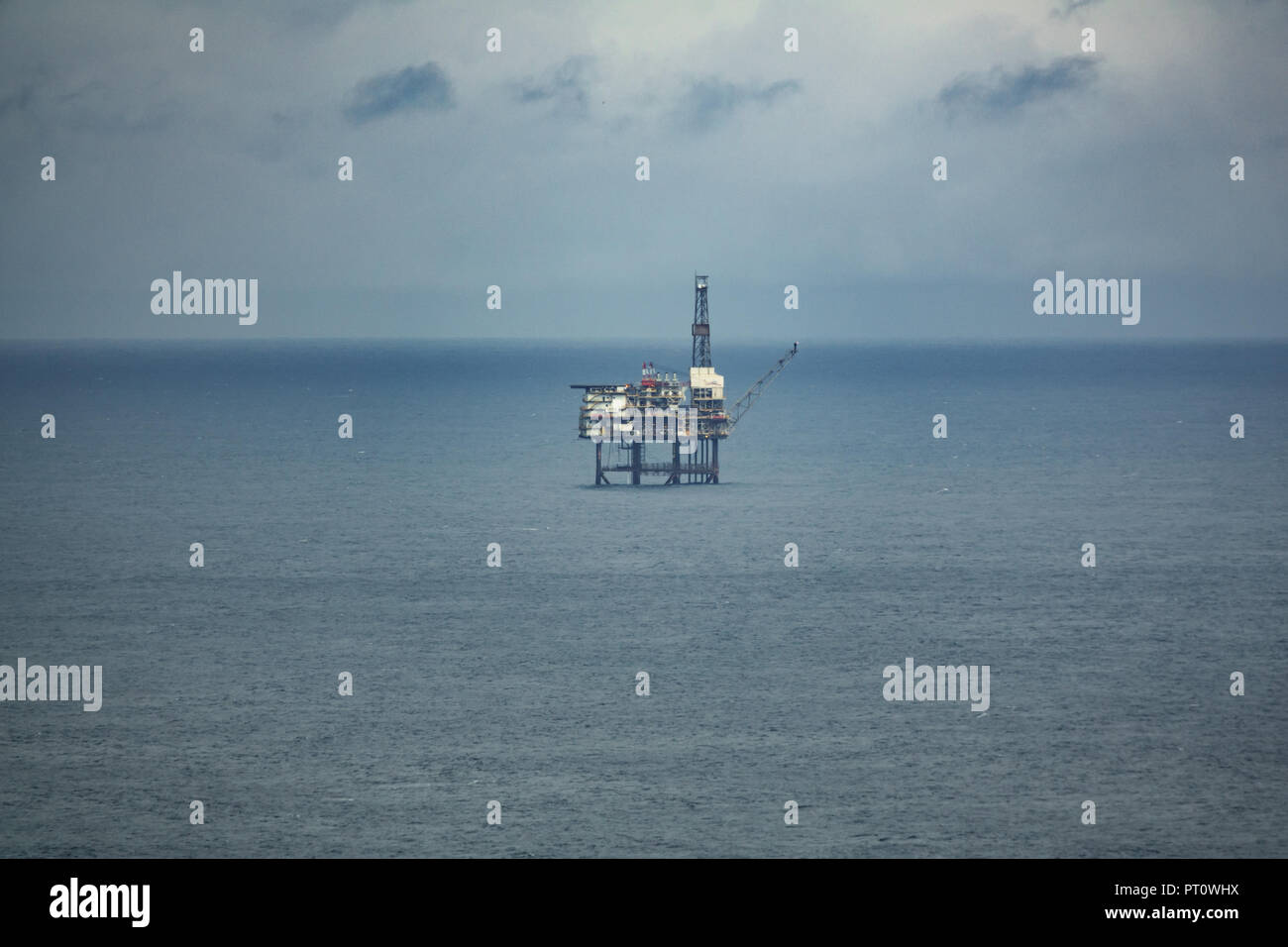 Gas platform in the middle of the ocean, long shot Stock Photo - Alamy