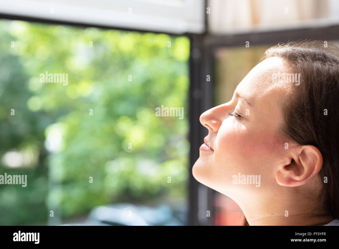 Close eyes face hi-res stock photography and images - Alamy