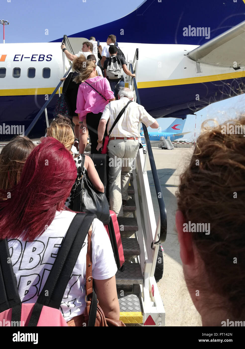 Airplane embarking hi-res stock photography and images - Alamy