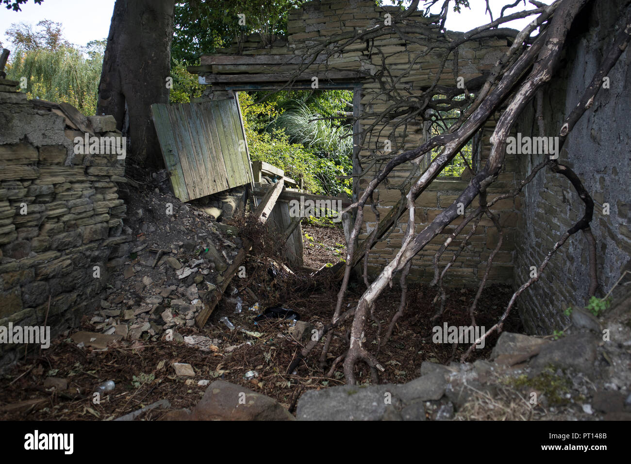 Derelict building without a roof hi-res stock photography and images ...