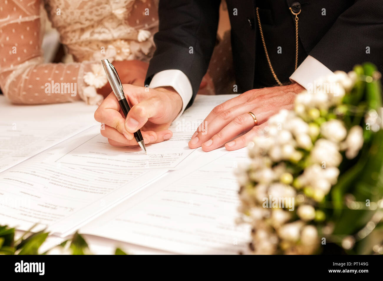Detail of the hand of a groom who signs the marriage act Stock Photo ...