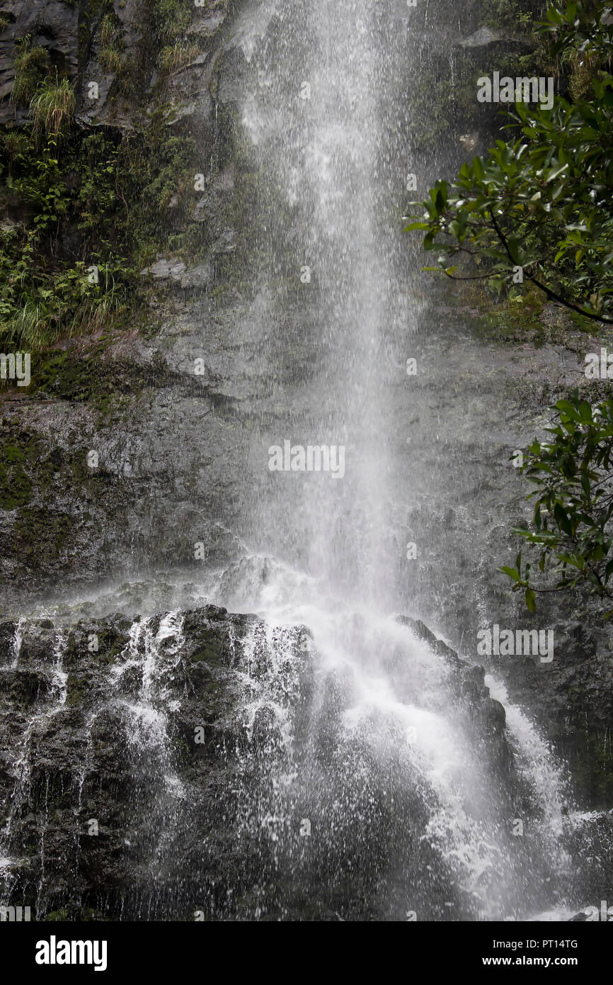 Beautiful waterfall drops splashing hi-res stock photography and images ...