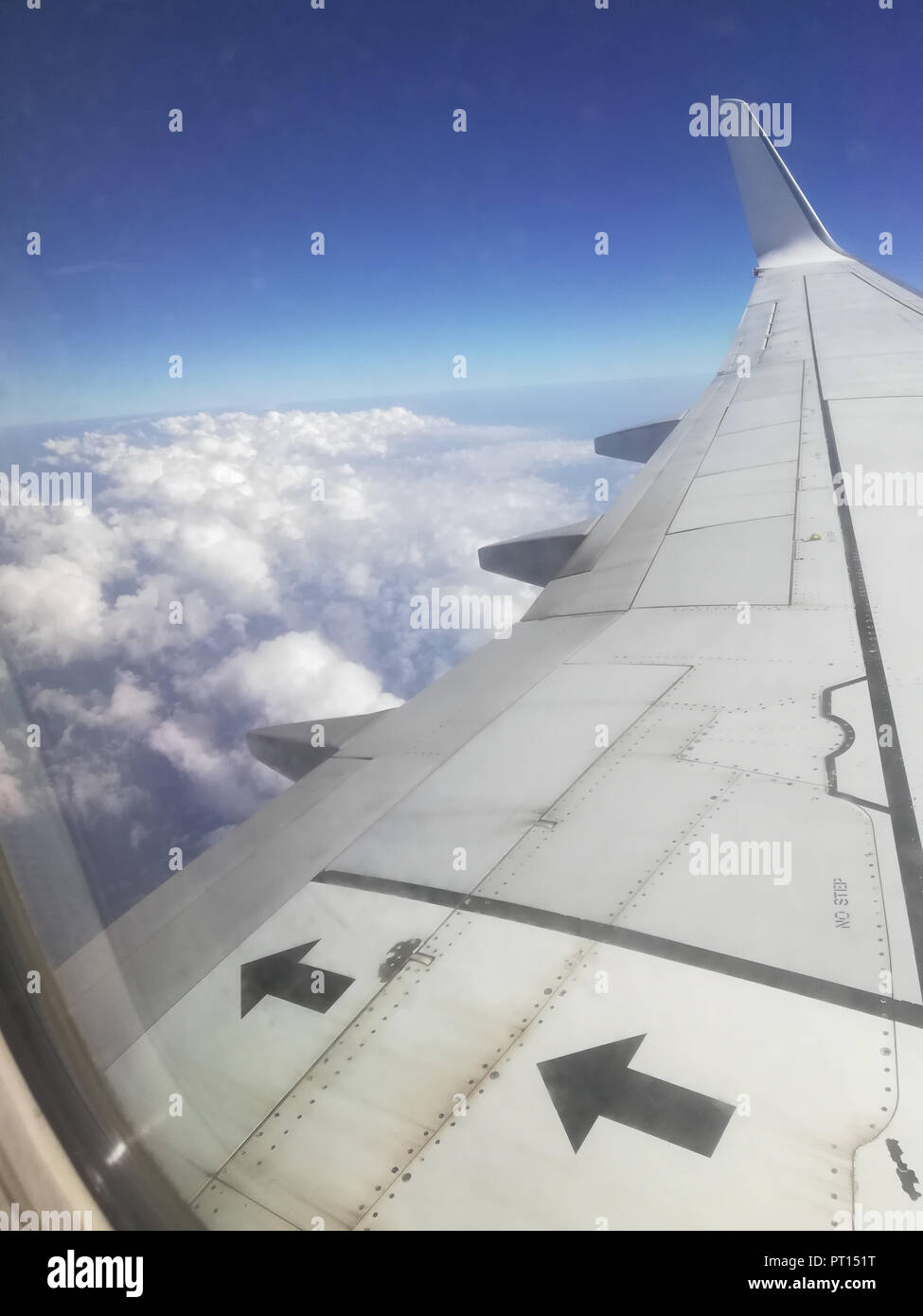 View of the wing of an airplane in flight Stock Photo - Alamy