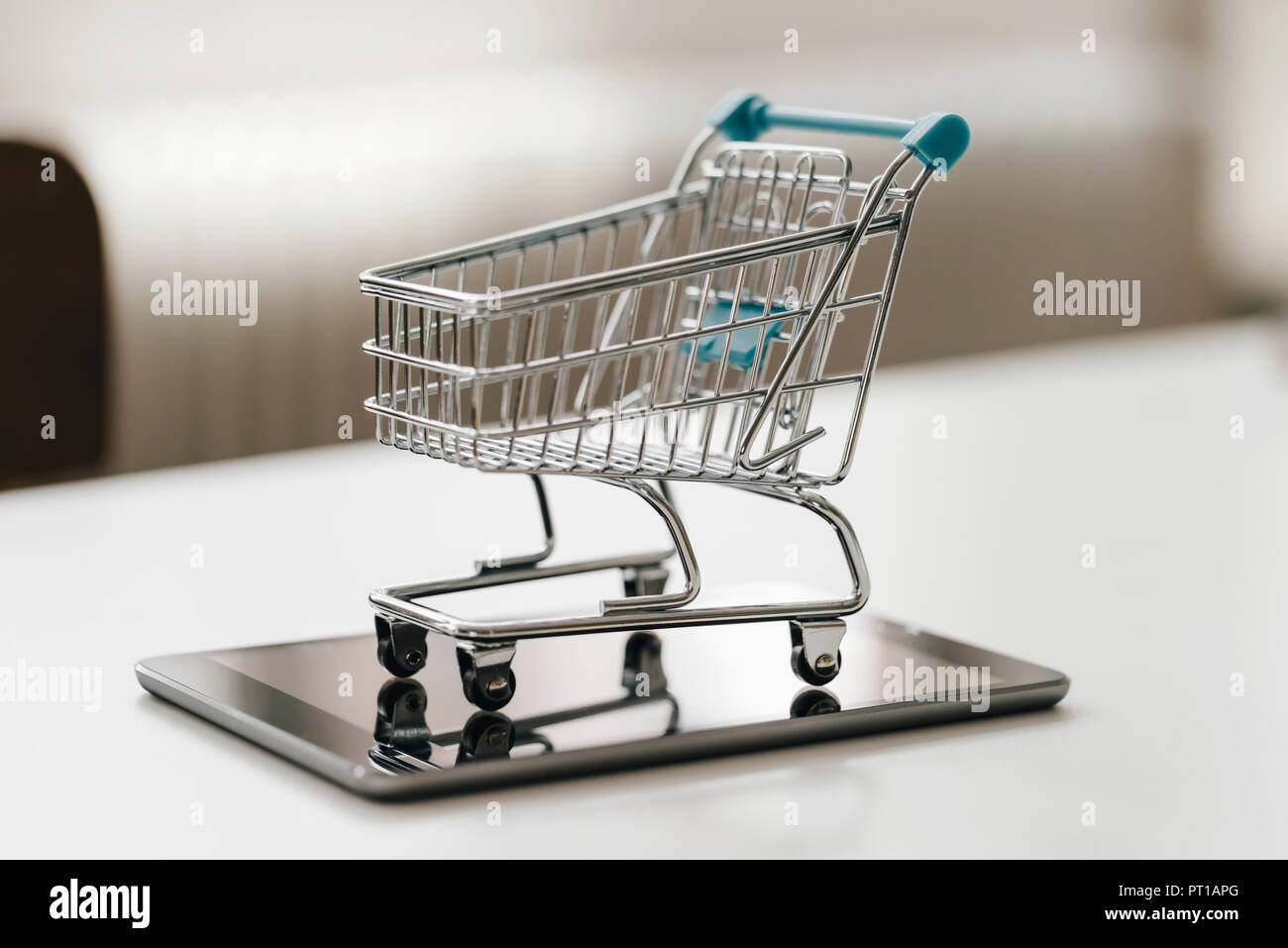 Mini shopping hi-res stock photography and images - Alamy