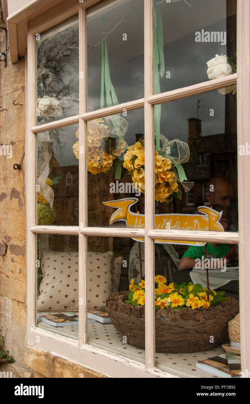 Georgian style shop window Stock Photo - Alamy