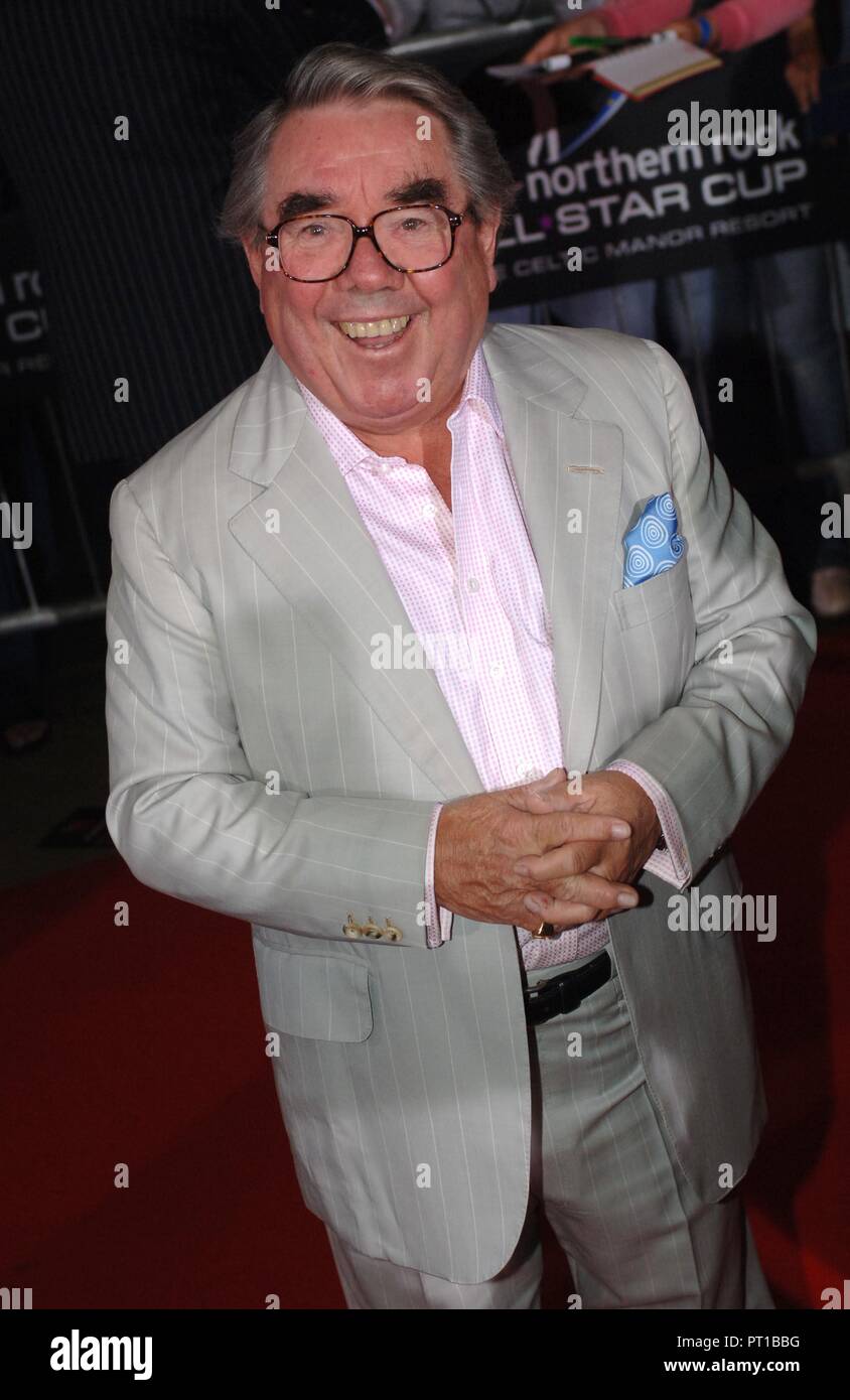 Ronnie corbett golf hi-res stock photography and images - Alamy
