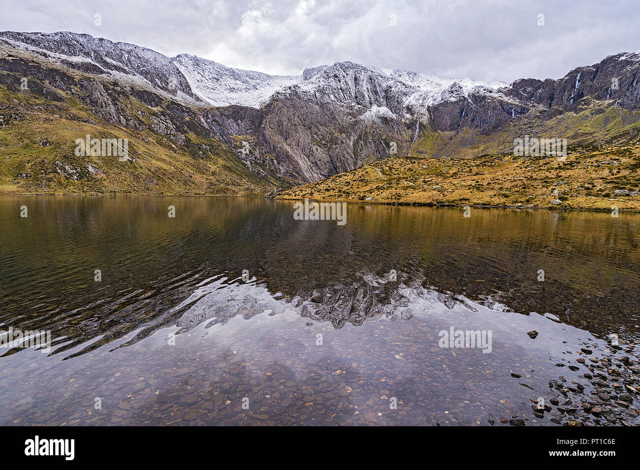 View llyn idwal lake devils hi-res stock photography and images - Alamy