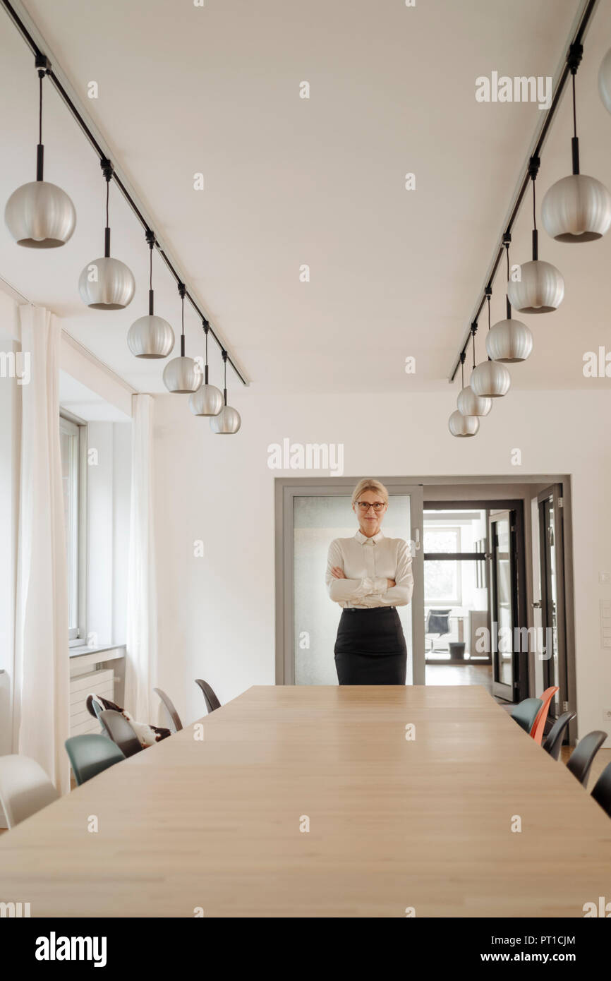 Conference room standing people hi-res stock photography and images - Alamy
