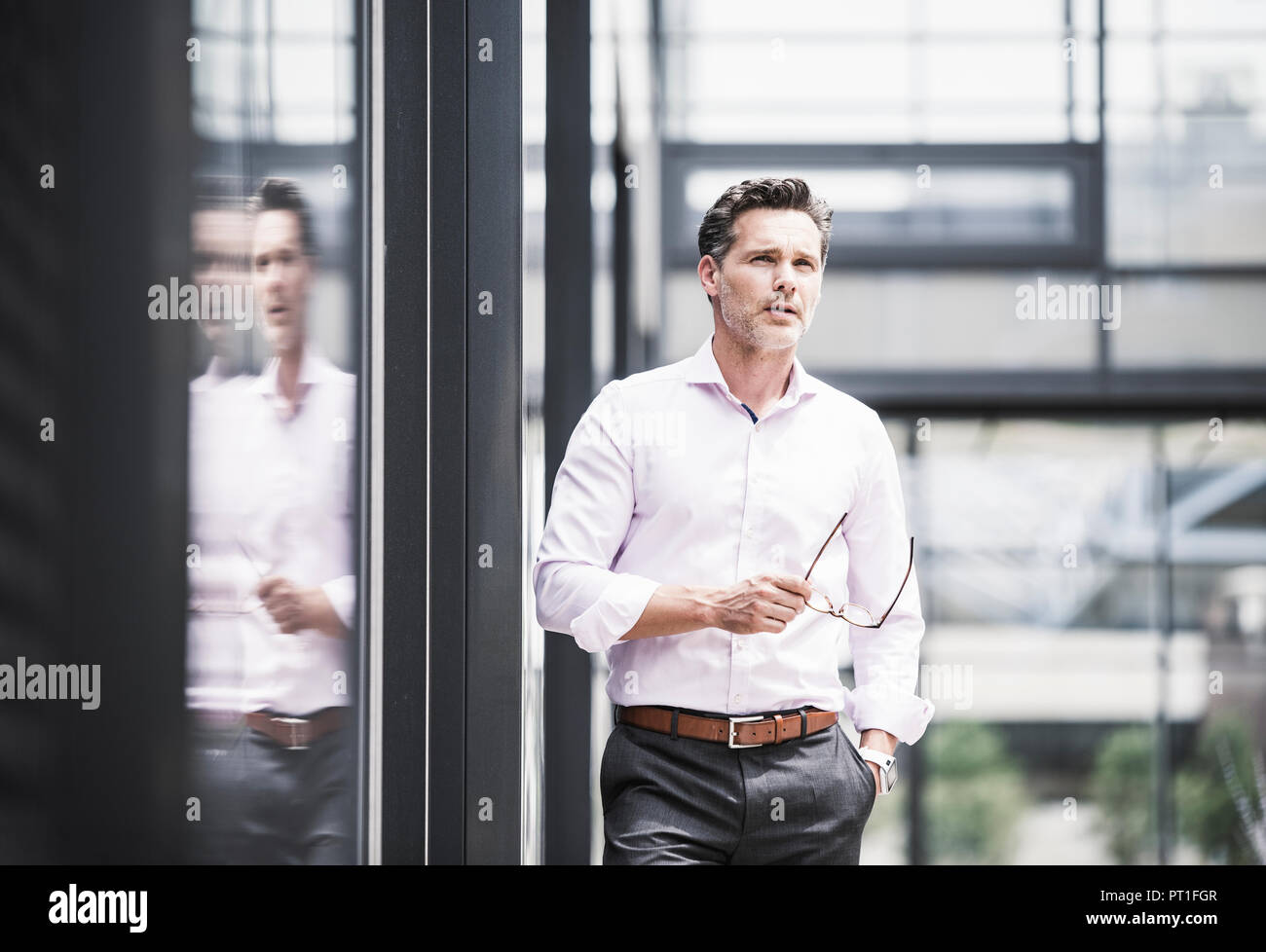 Office windows from outside hi-res stock photography and images - Alamy