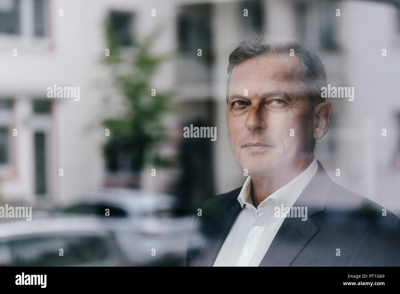 Man looking window office exterior hi-res stock photography and images ...