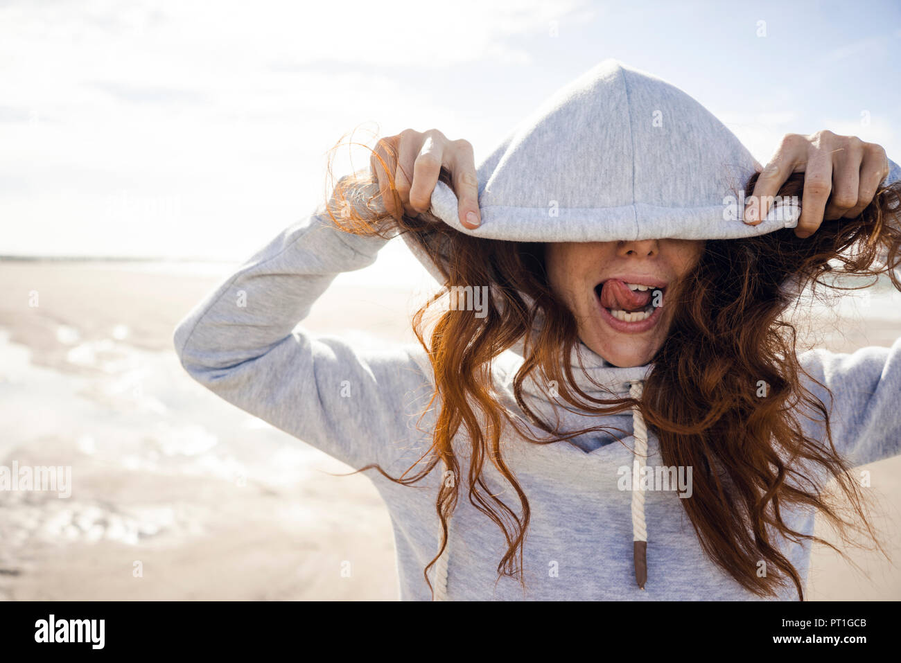 People wearing hoods hi-res stock photography and images - Alamy