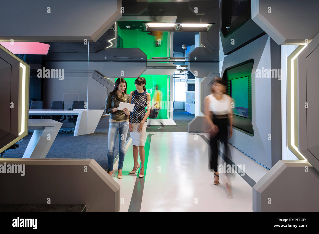 Busy office hi-res stock photography and images - Alamy