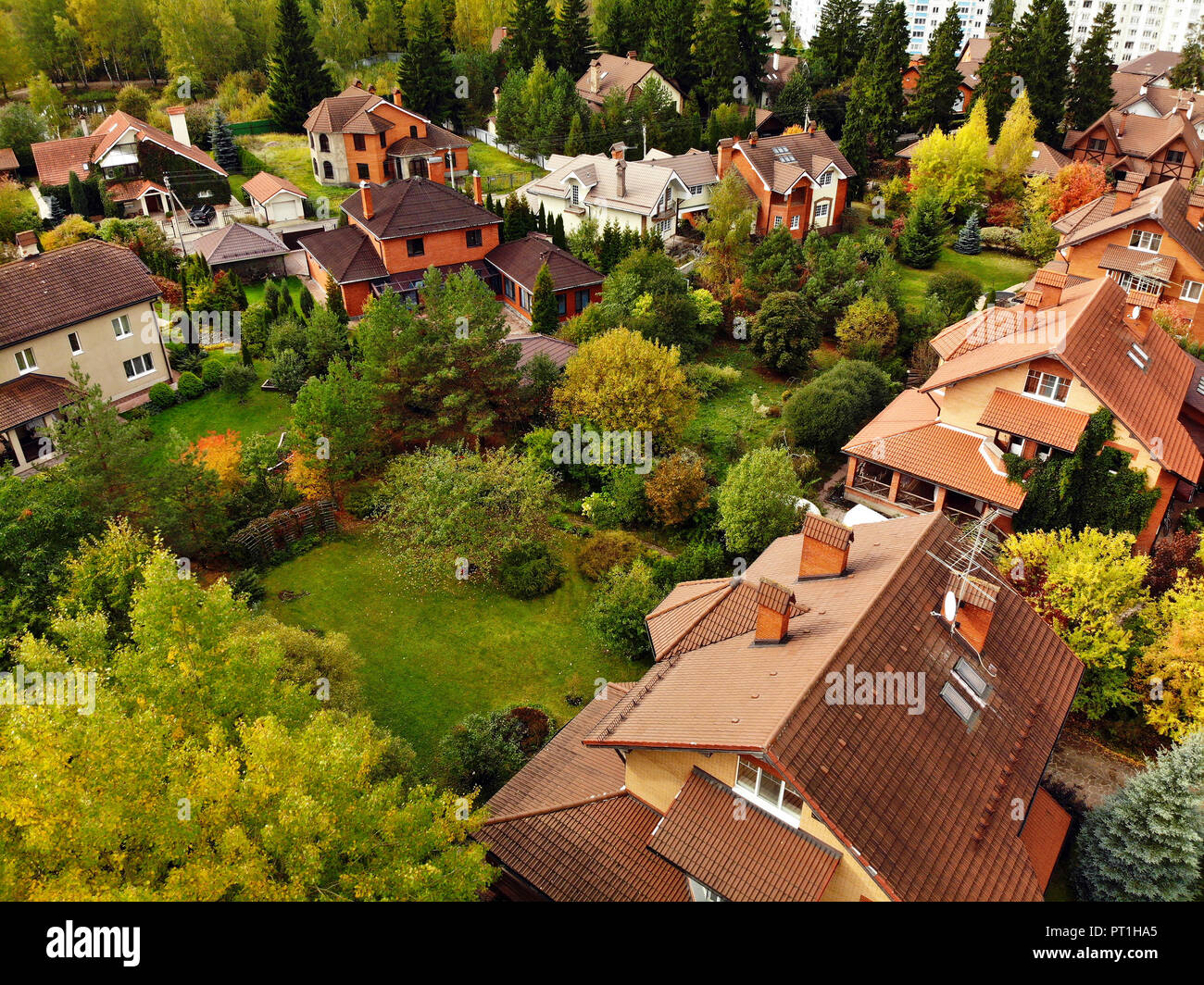 Top cottage hi-res stock photography and images - Alamy