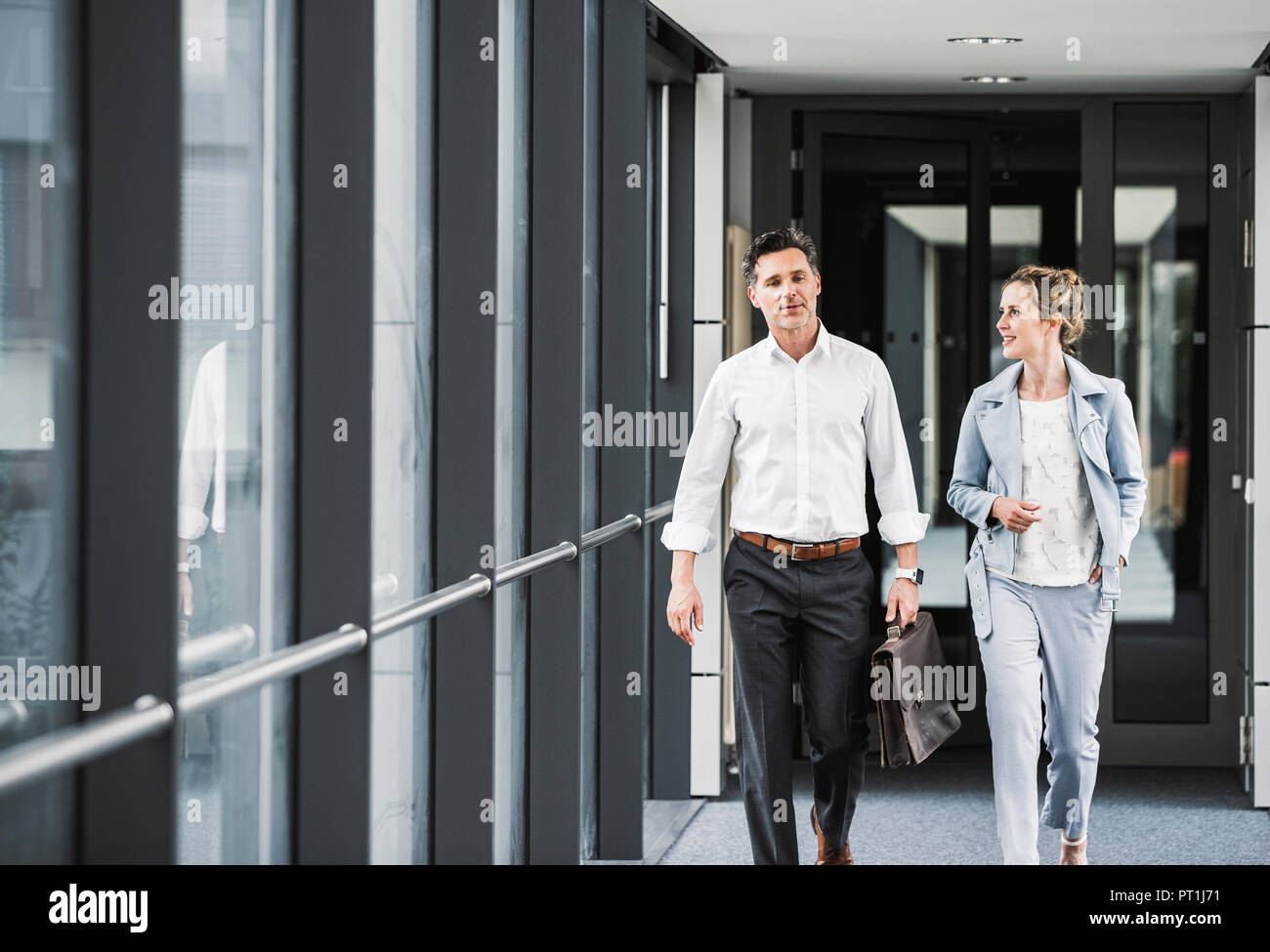 Office corridors people walking hi-res stock photography and images - Alamy