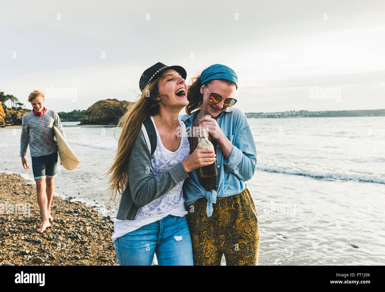 Group friends female beach and drink hi-res stock photography and ...