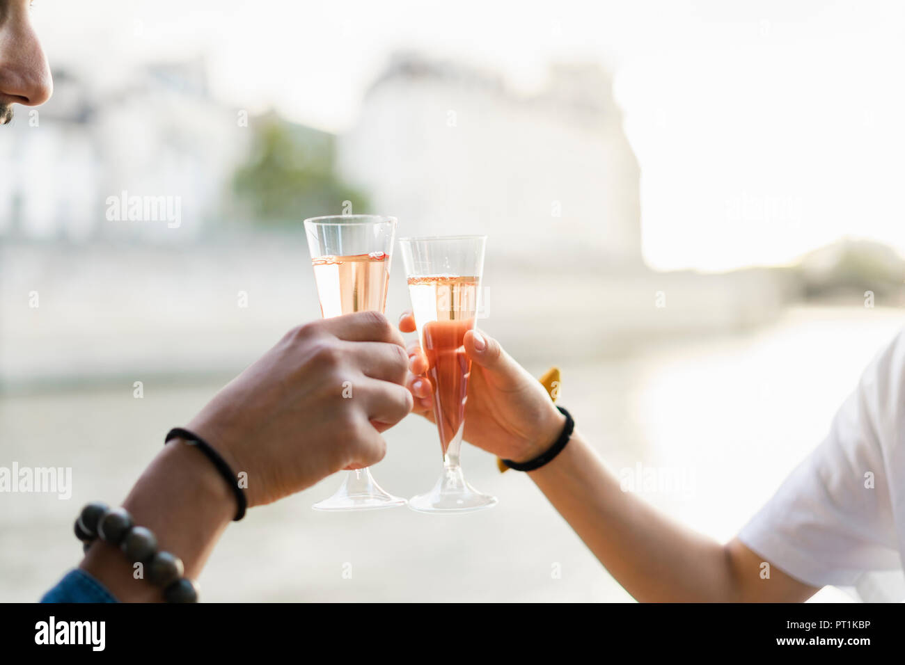 Clinking champagne glasses hi-res stock photography and images - Alamy