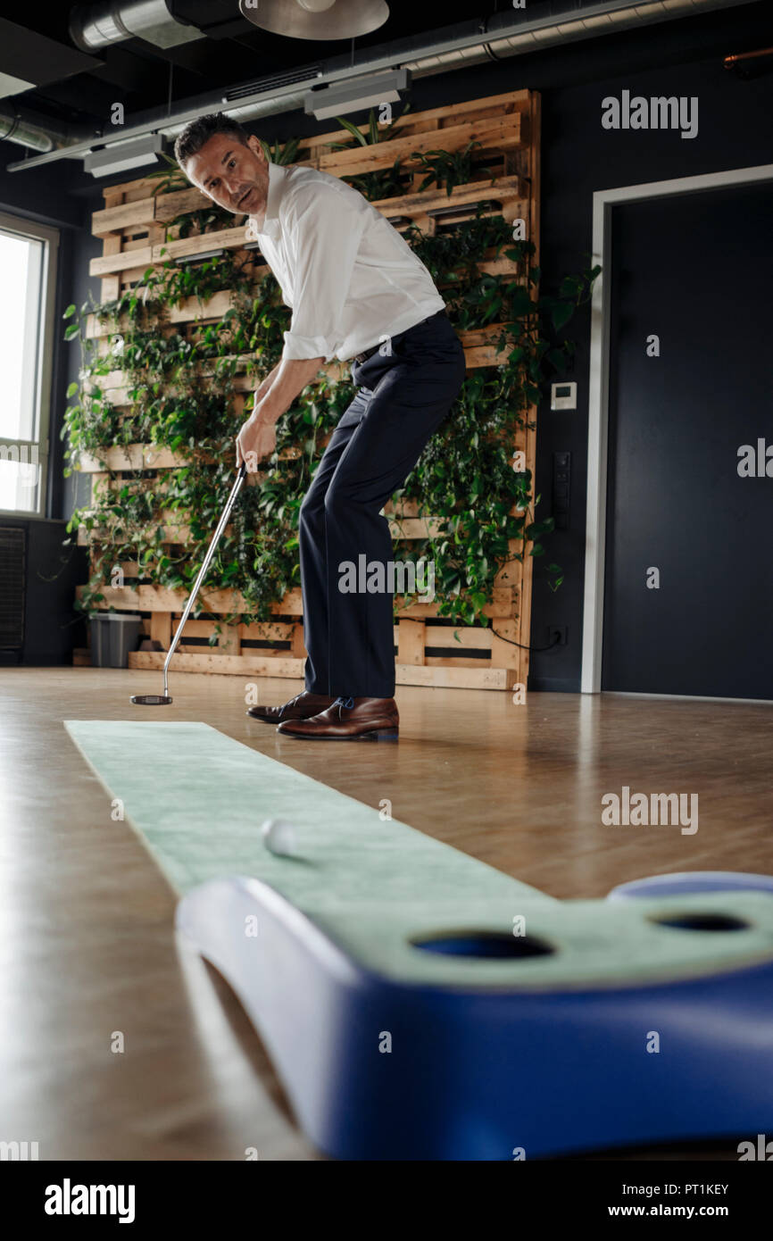 Business executive playing golf hi-res stock photography and images - Alamy