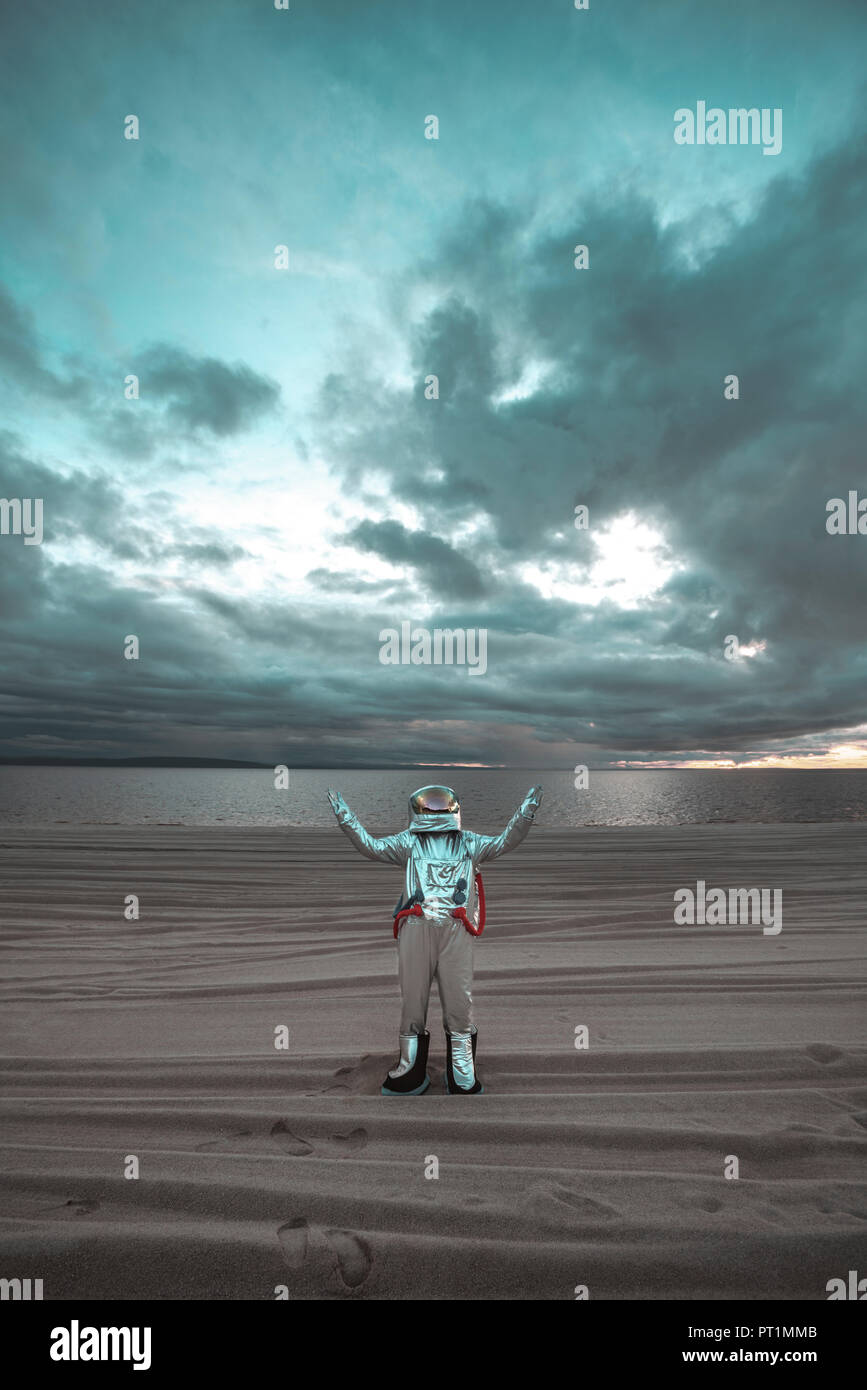 Arms out wide hi-res stock photography and images - Alamy