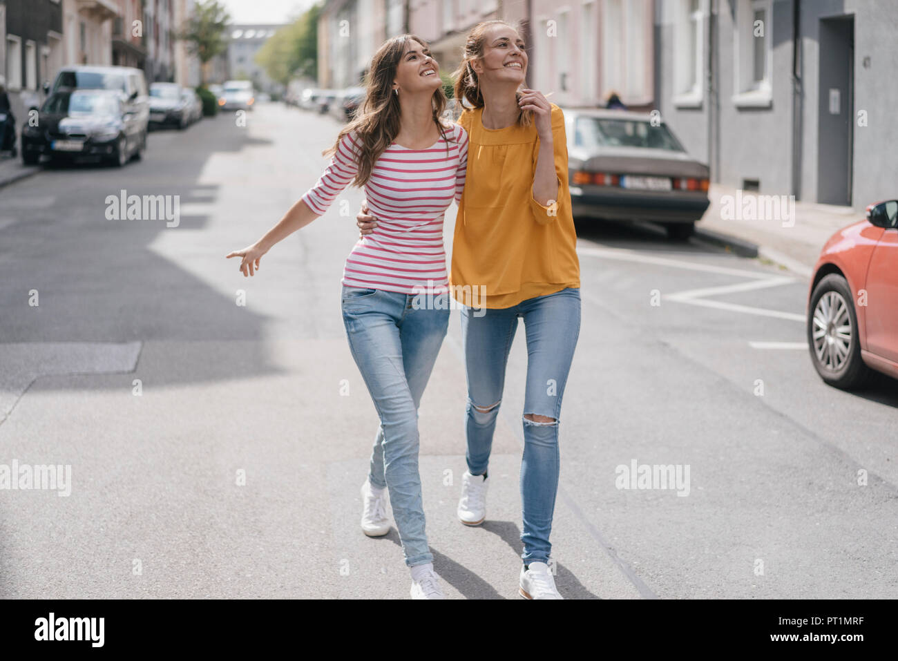 Walking arm in arm hi-res stock photography and images - Alamy