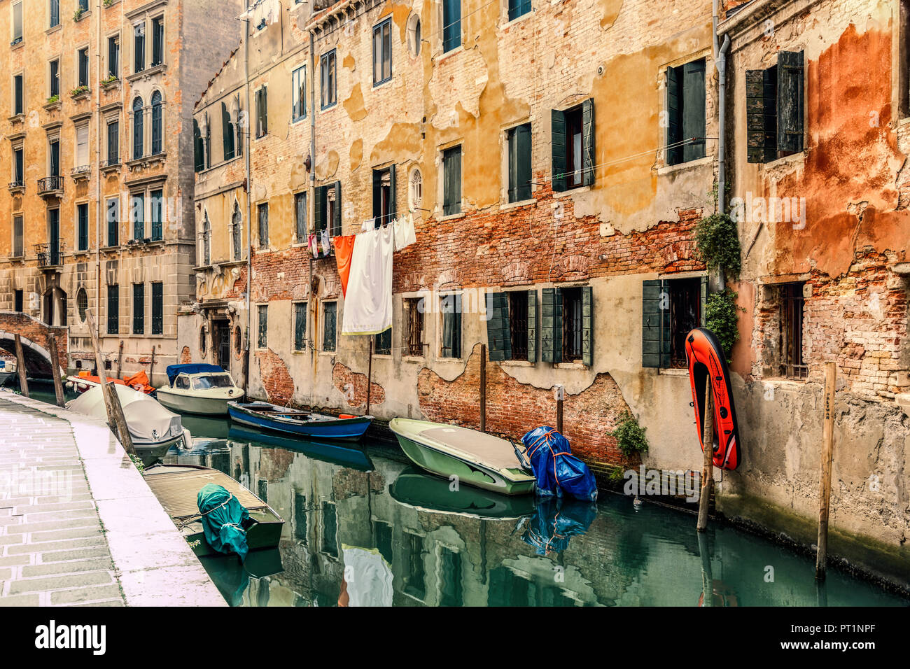 Run down boats hi-res stock photography and images - Alamy