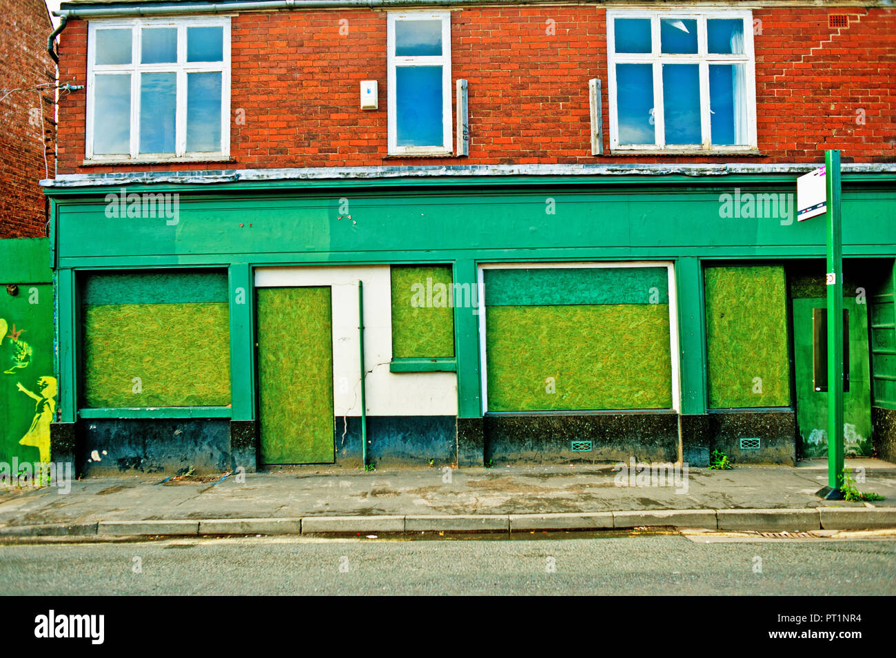 Run down shop hi-res stock photography and images - Alamy