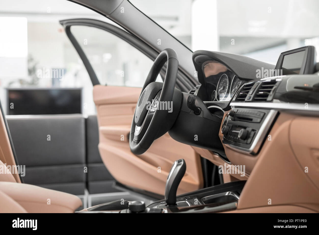 Car showroom empty hi-res stock photography and images - Alamy
