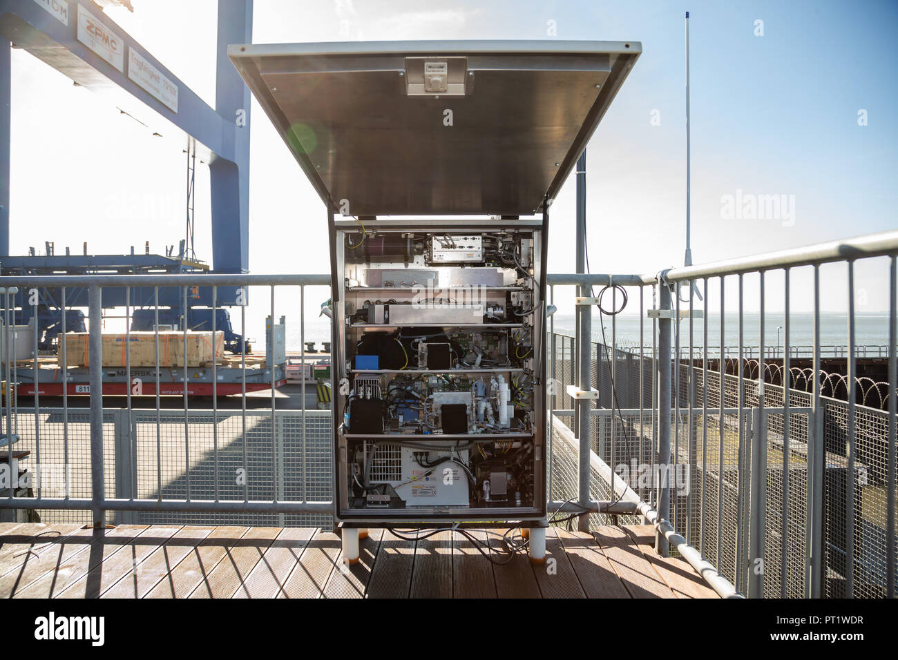 Measuring ships hi-res stock photography and images - Alamy