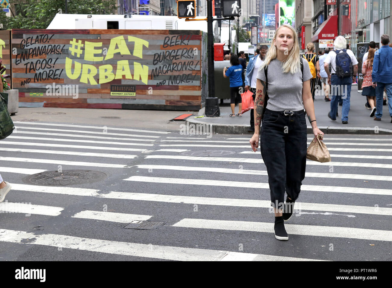 Nine foot statue hi-res stock photography and images - Alamy
