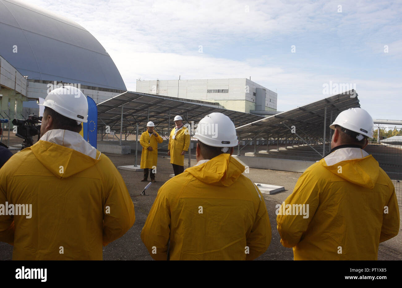 Kiev, Ukraine. 5th Oct, 2018. Visitors look on solar panels of the ...
