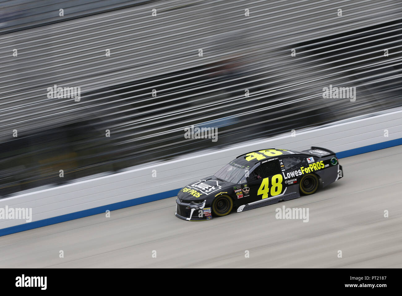 Dover, Delaware, USA. 5th Oct, 2018. Jimmie Johnson (48) takes to the ...