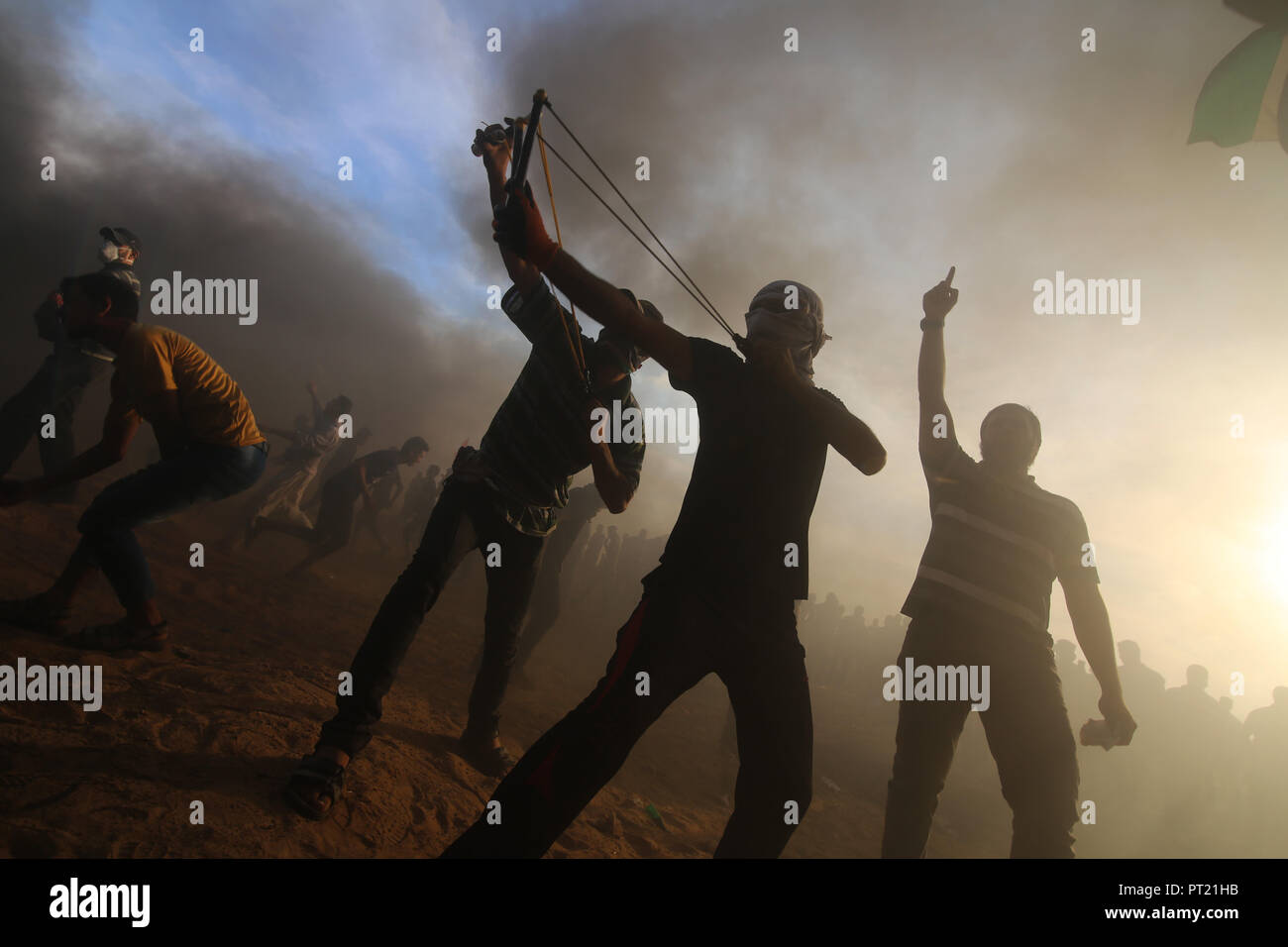 Slingshots hi-res stock photography and images - Alamy