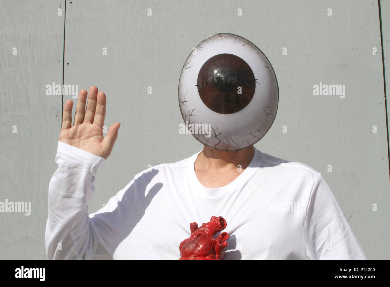 New York, USA. 5th Oct, 2018. Cosplayer arrives with eye for a head ...