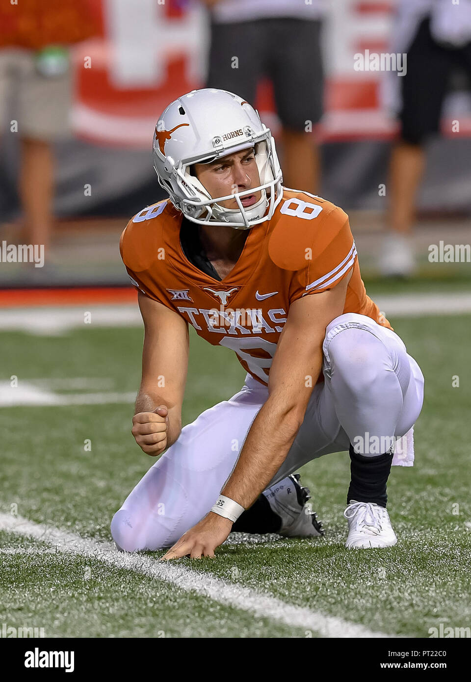 Quarterback taking the snap hi-res stock photography and images - Alamy